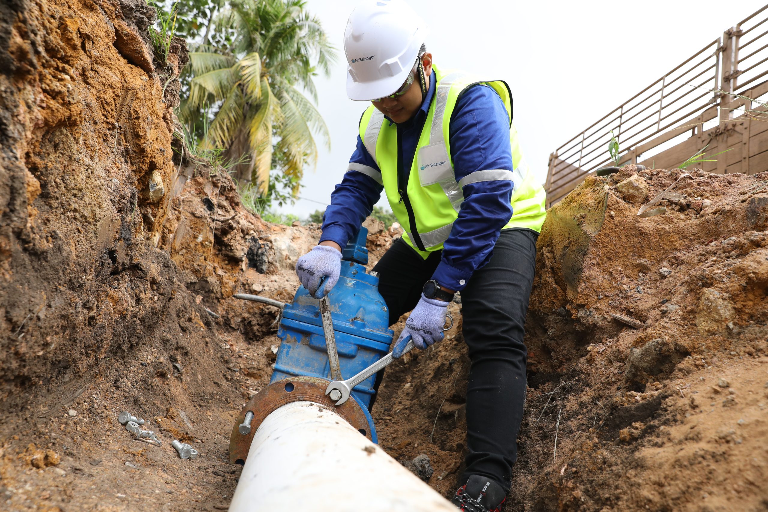 Strategically replacing more than 5600 kilometers of pipes is crucial ...